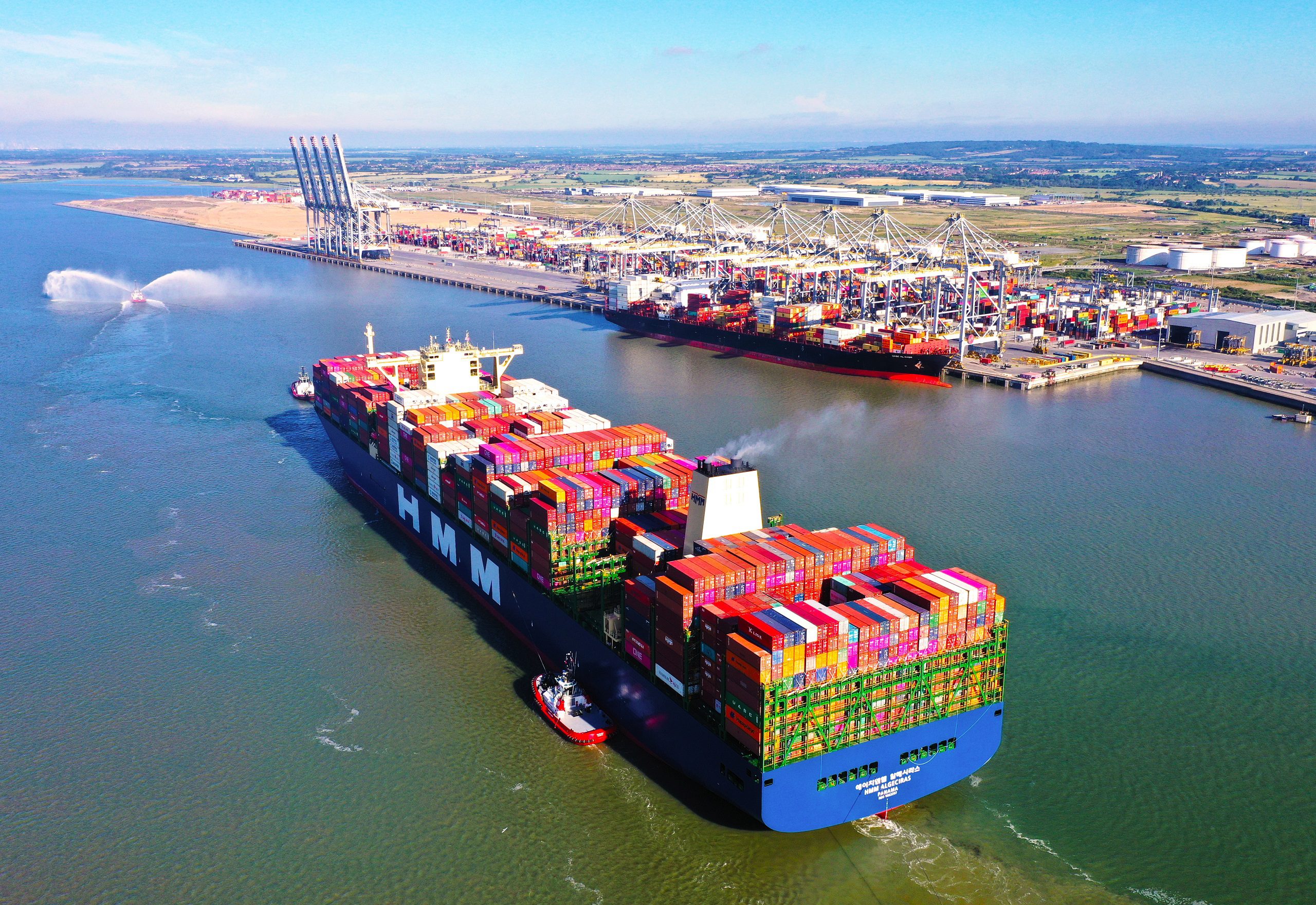 DP World moves over one million units in six months at London Gateway ...