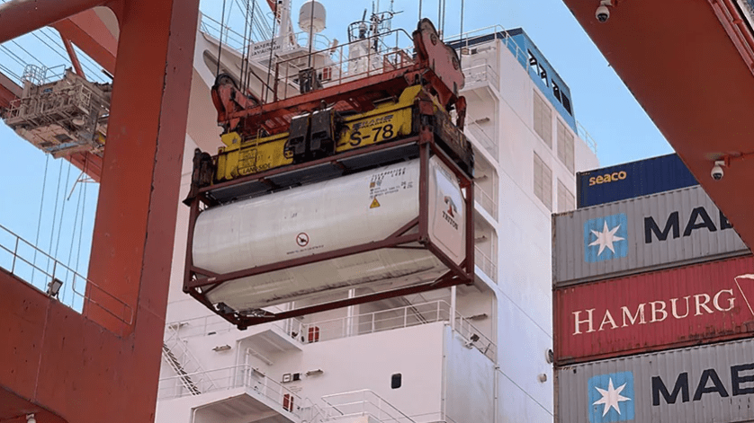 Maersk employees develop system to deliver fresh water from vessels to ...